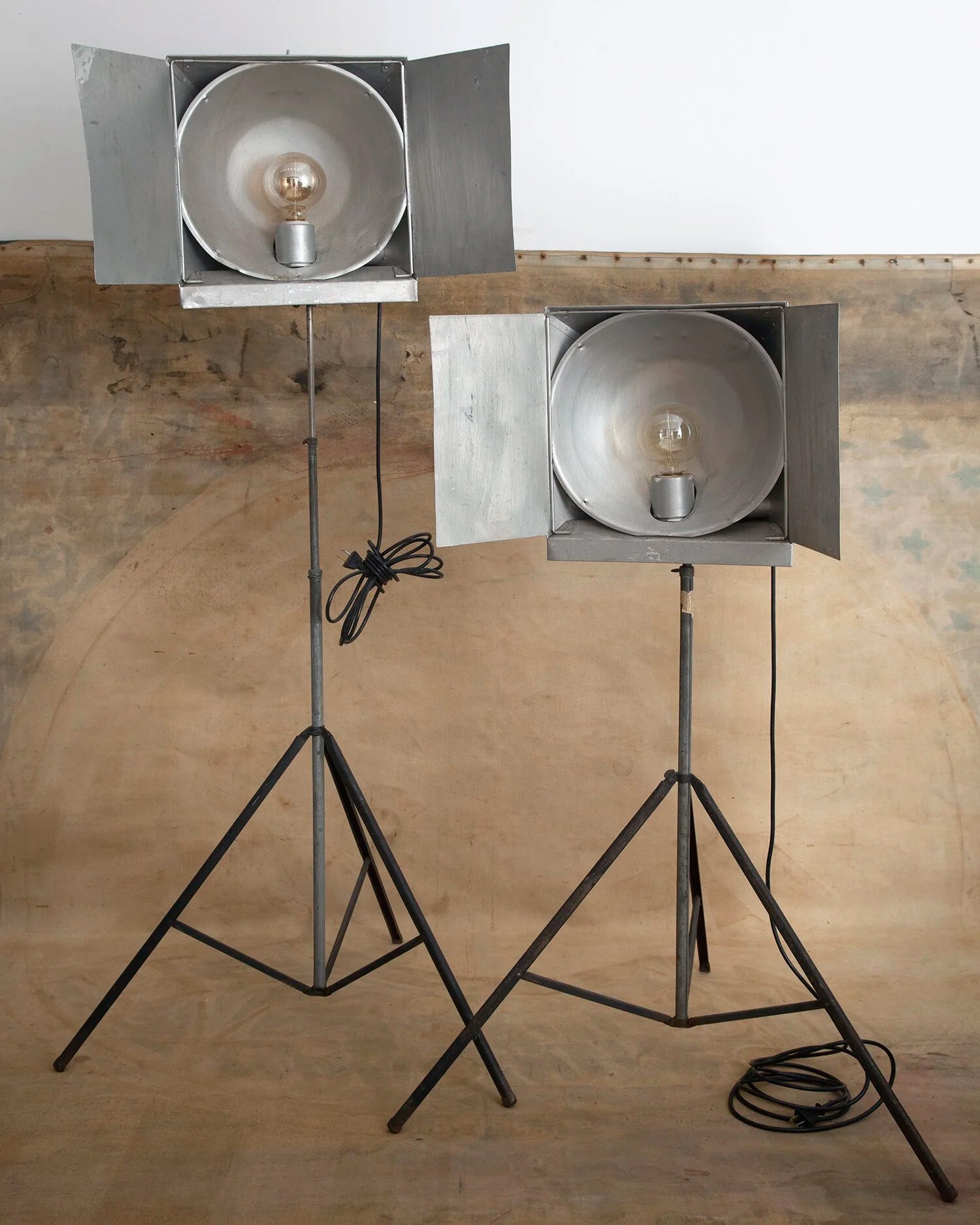 PAIR OF EARLY 20TH-CENTURY AMERICAN PHOTO STUDIO LAMPS